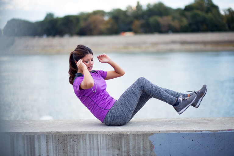 How to Do Crunch Kicks Properly to Tone Your Abs | Joggo